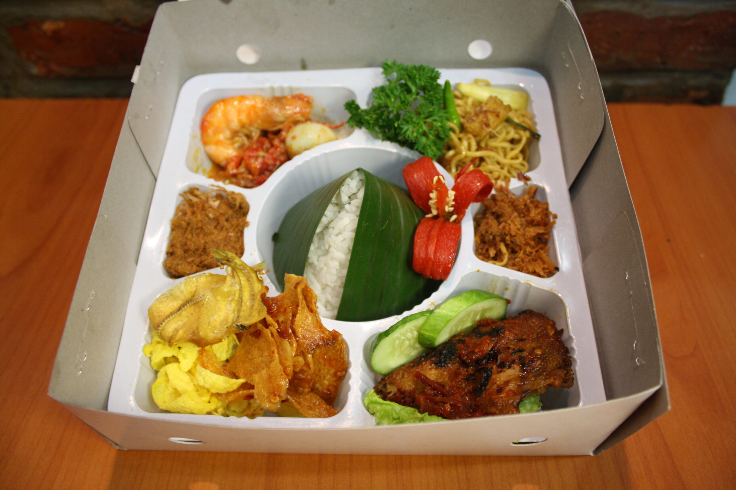 Tren Paket Nasi Box Tumpeng Mini, Cek Menu Enak Didalamnya!